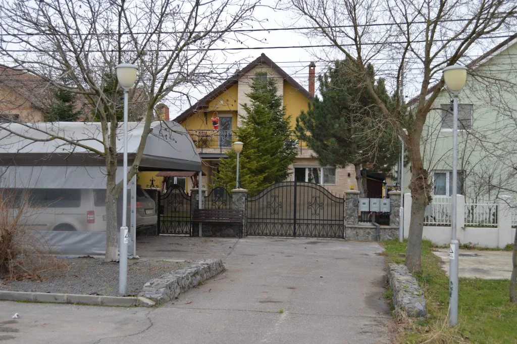 EXCLUSIV Cum își iluminează Dorin Cândea construcția ilegală, furând ...